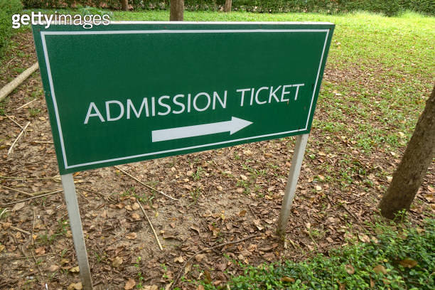 Directional sign for ticket admission 이미지 (1459039911) - 게티이미지뱅크