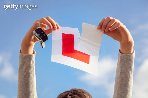 Tearing up L plate after passing driving test 이미지 (1472285668) - 게티이미지뱅크