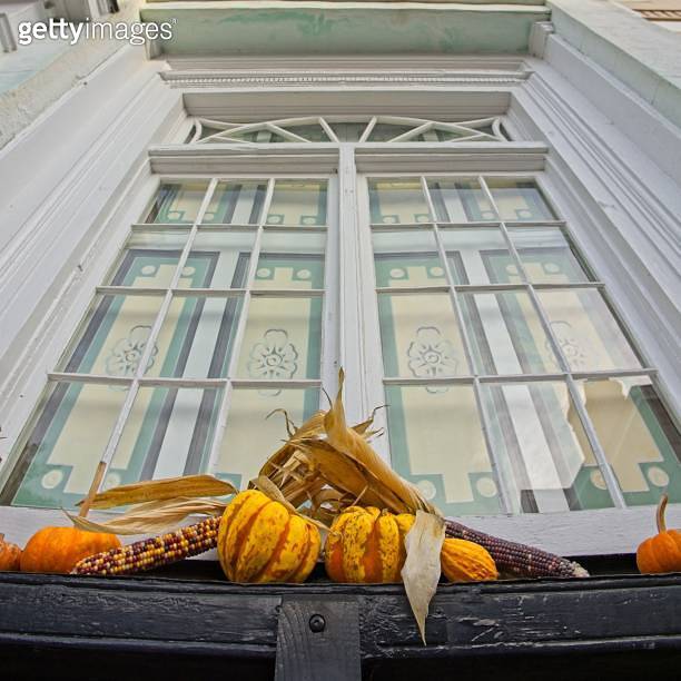 Fall cornucopia on window sill of historic Charleston home 이미지 ...
