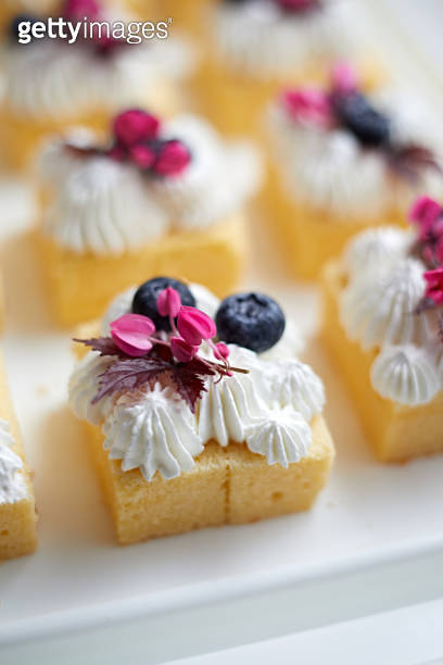 mini butter cake with whipped cream 이미지 (1522250783) - 게티이미지뱅크