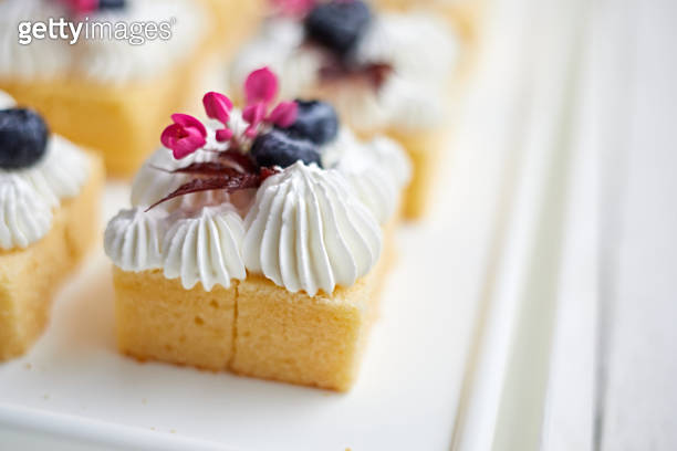 mini butter cake with whipped cream 이미지 (1522252928) - 게티이미지뱅크
