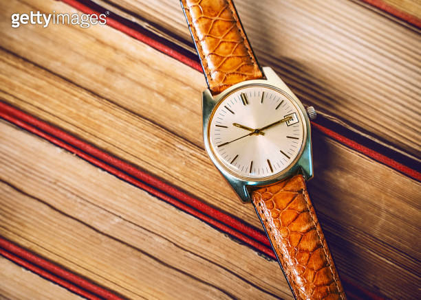 Swiss made vintage automatic watch on books 이미지 (1482259569) - 게티이미지뱅크