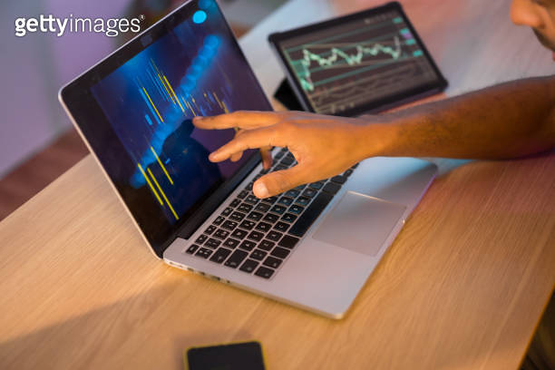 Businessman checking stock market data in a laptop 이미지 (1722015871 ...