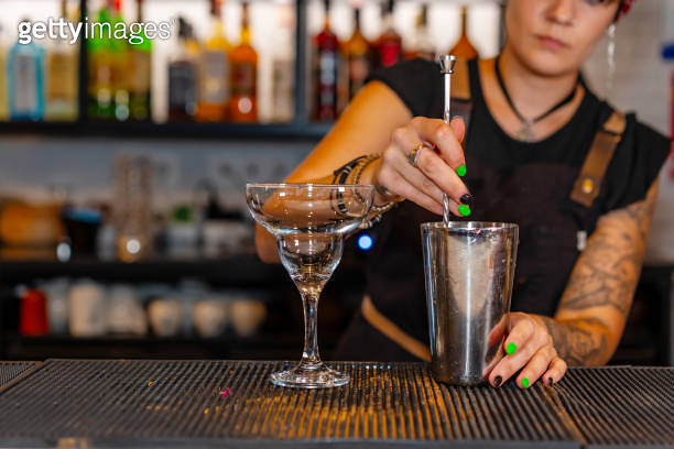 Professional bartender preparing a cocktail in the bar counter 이미지 ...