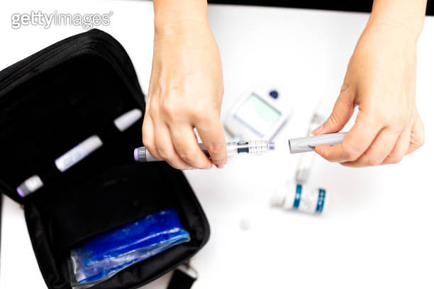 Preparing an Insulin Injection 이미지 (1659685659) - 게티이미지뱅크