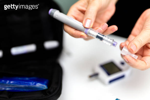 Preparing an Insulin Injection (1694119644) - 게티이미지뱅크
