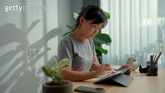 Female's hands using smart pencil drawing on digital tablet screen. 이미지 ...
