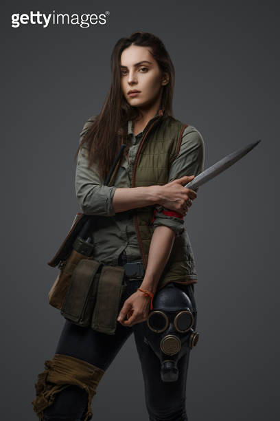 Middle eastern female survivor, dagger pose 이미지 (1785300171) - 게티이미지뱅크