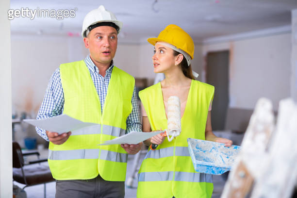 Foreman and house painter at renovating object 이미지 (1492735135) - 게티이미지뱅크