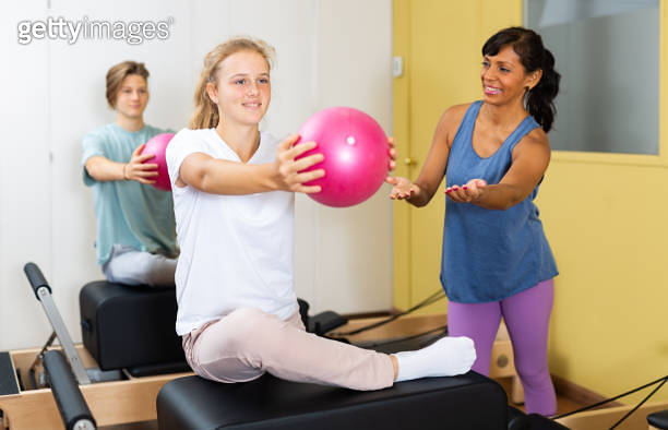 Pilates instructor shows girl how to exercise with ball 이미지 (1483385783 ...