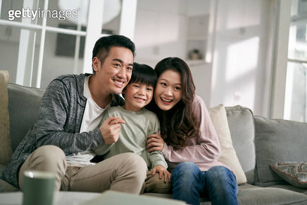 young asian family with two kids having a good time at home 이미지 ...