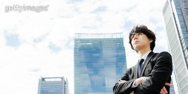 A 30 -year -old businessman man who looks at the distant look in a ...