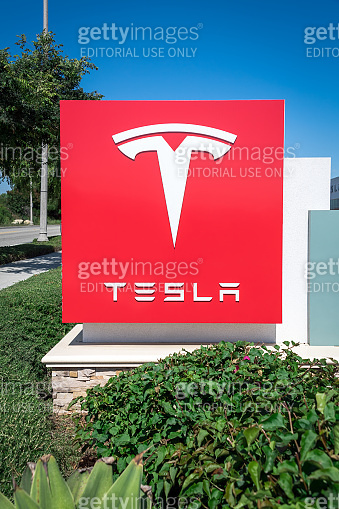 Tesla Signage at Entrance - Vertical 이미지 (1500886694) - 게티이미지뱅크