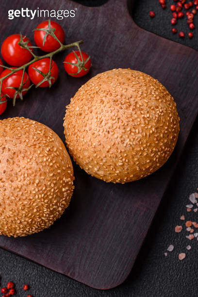 Delicious fresh crispy white round bread with seeds and grains 이미지 ...