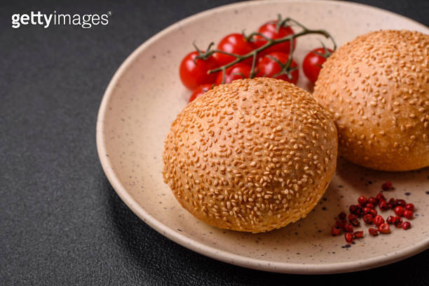 Delicious fresh crispy white round bread with seeds and grains 이미지 ...