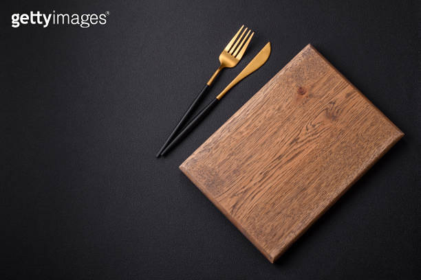 Empty wooden cutting board on dark textured concrete background 이미지 (1461133708) - 게티이미지뱅크