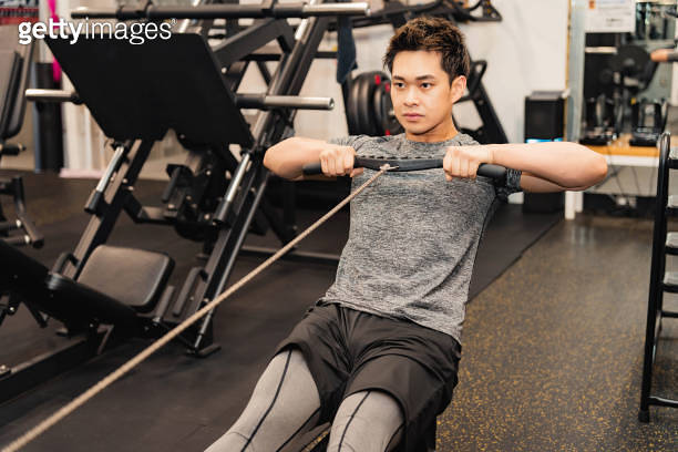 Young Asian man training with rowing machine 이미지 (1677548679) - 게티이미지뱅크