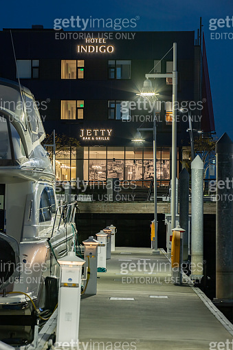 Hotel Indigo and Jetty Bar and Grill at the Port (1838310323) - 게티이미지뱅크
