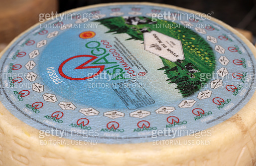 Whole wheels of Asiago cheese 이미지 (1479994844) - 게티이미지뱅크