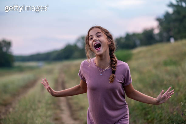 teenage girl shouting in nature 이미지 (1728297844) - 게티이미지뱅크