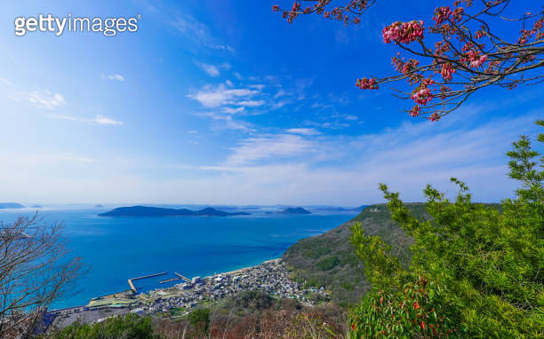 The beauty of the many islands of the Seto Inland Sea and the greenery ...