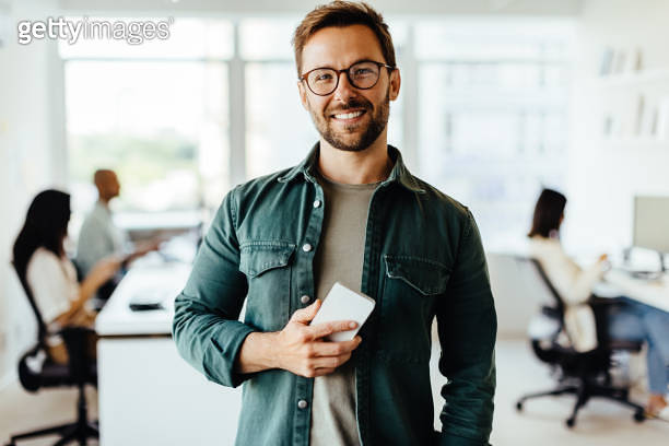 Portrait of a male professional standing in an office 이미지 (1703911167 ...