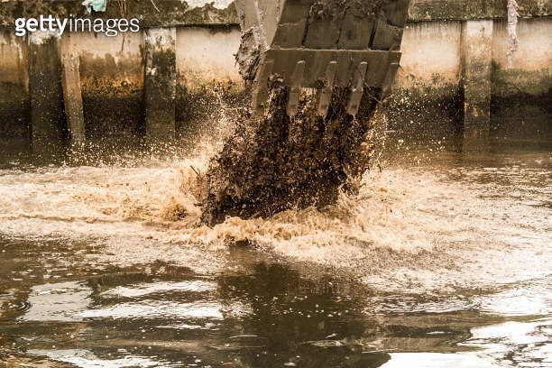 Dredge the dirty canal background. Water environment to being fixed ...
