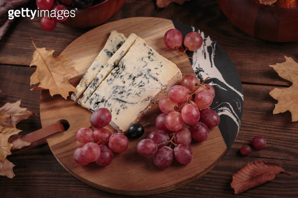 Cheese platter served with autumn fruits and dry leaves 이미지 (1800106067 ...