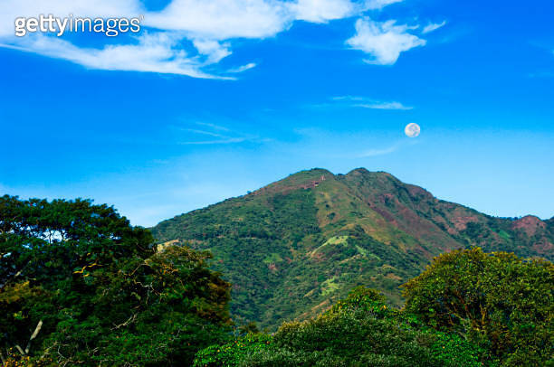 El Salvador Volcano Guazapa, Under a Cloudy Sky 이미지 (1487566853) - 게티이미지뱅크