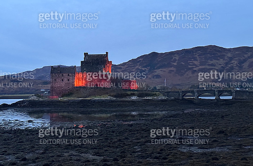 Night view of Eilean Donan Castle (1804816936) - 게티이미지뱅크
