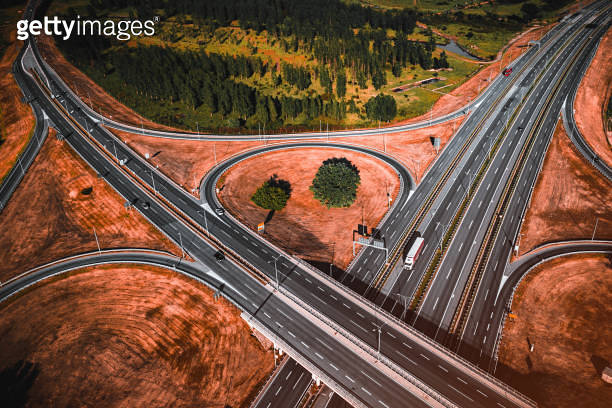 Clover leaf shaped highway interchange from drone pov 이미지 (1510744046 ...