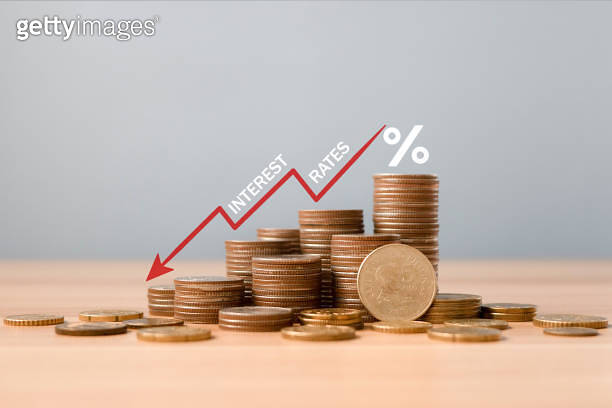 Interest rate decline, financial recession crisis, investment reduce ...