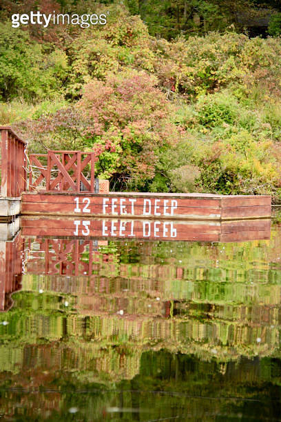 12 Feet Deep 이미지 (1676852738) - 게티이미지뱅크