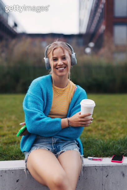 Portrait of stylish generation z girl student outdoors in the city. 이미지 ...