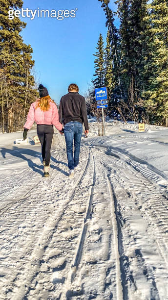 Couple Visiting Alaska on Spring Break 이미지 (1669062115) - 게티이미지뱅크
