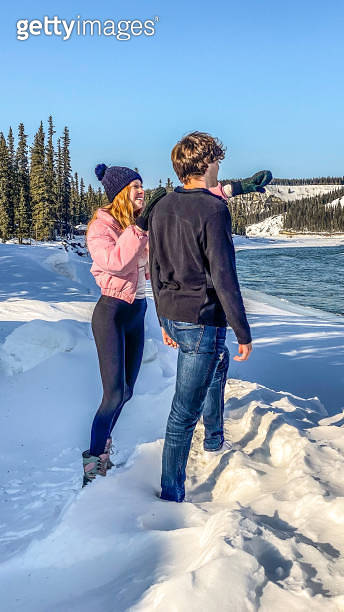 Couple Visiting Alaska on Spring Break 이미지 (1669062116) - 게티이미지뱅크