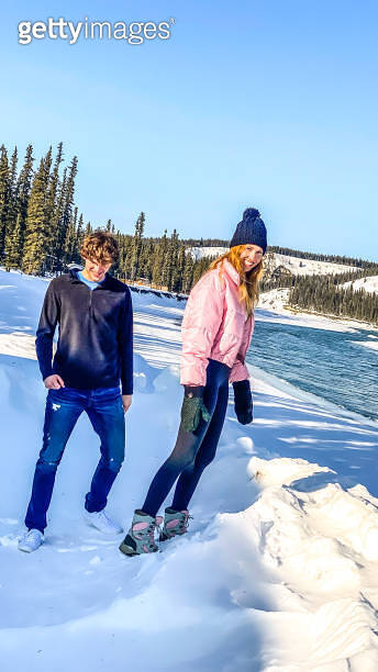 Couple Visiting Alaska on Spring Break 이미지 (1669062118) - 게티이미지뱅크