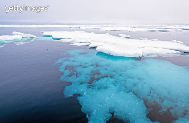 Underwater Ice Formations at the Arctic Pack Ice (1802559287) - 게티이미지뱅크