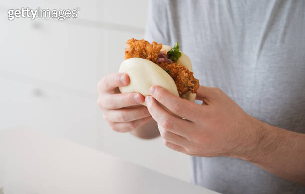 man eating bao bun. Traditional asian street food concept 이미지 ...