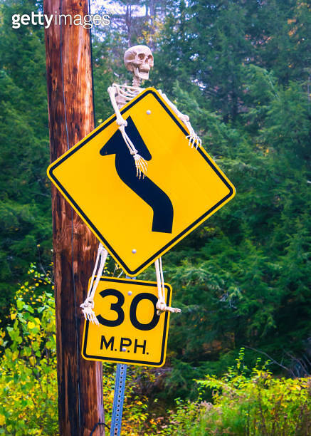 Spooky Road Sign 이미지 (1752789750) - 게티이미지뱅크