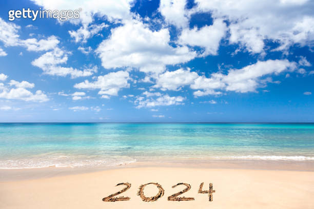 2024 written on sandy beach (1702840266) - 게티이미지뱅크