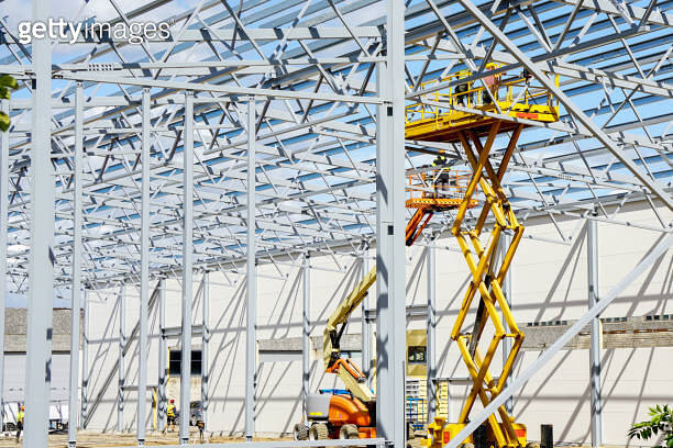 Steel frame structure assembly using self propelled scissor lift ...