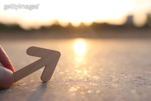 Arrow sign pointing ahead. Concept of challenge and looking forward 이미지 ...