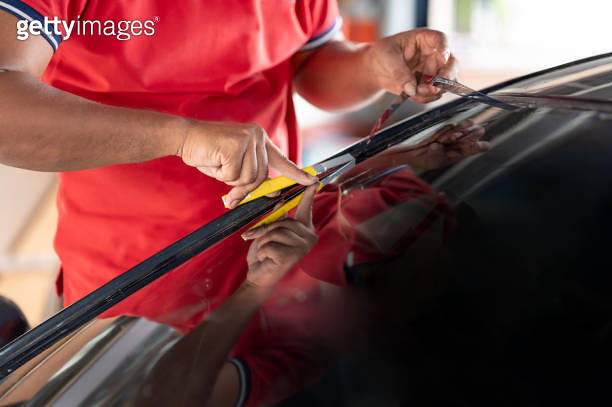 Cutting car film on front windscreen glass surface 이미지 (1591458702 ...