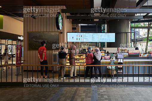 Starbucks Coffee at Mid Valley Shopping Mall 이미지 (1769949621) - 게티이미지뱅크