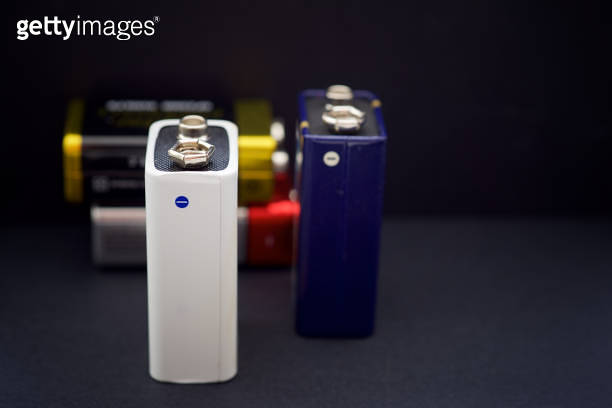 Close-up of four 9-volt rectangular battery packs 이미지 (2140418232) - 게티 ...