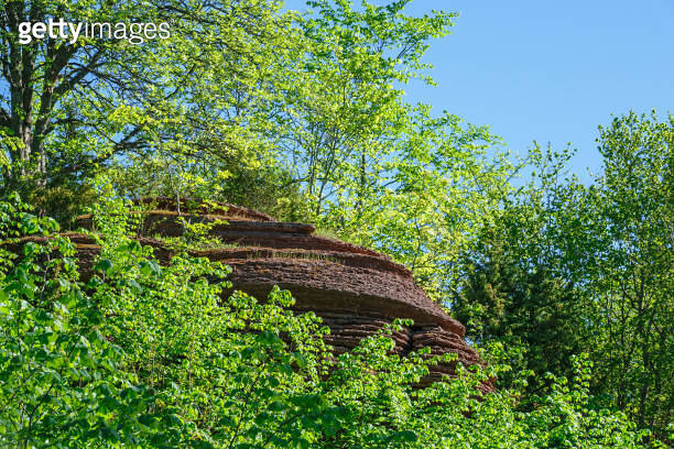 Rock formation in a green leafy woodland in summer 이미지 (2152845390 ...