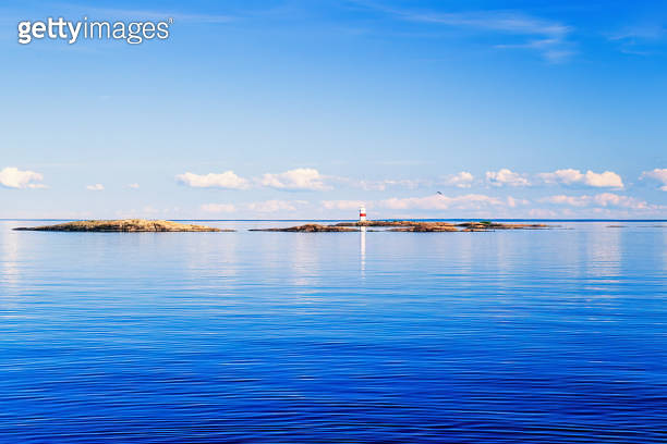 Lighthouse on a skerry with the horizon 이미지 (2034724847) - 게티이미지뱅크