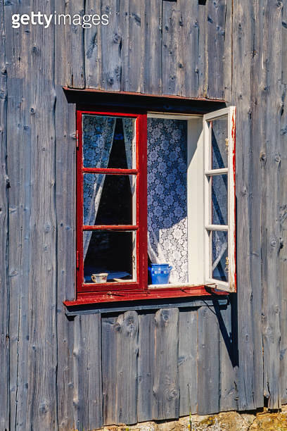 Open window of an old cottage in summer 이미지 (2150388405) - 게티이미지뱅크