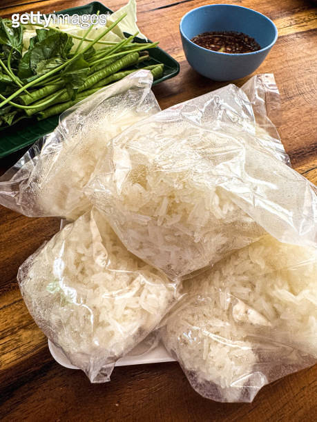 Steamed sticky rice in plastic carry bags (2156034434) - 게티이미지뱅크